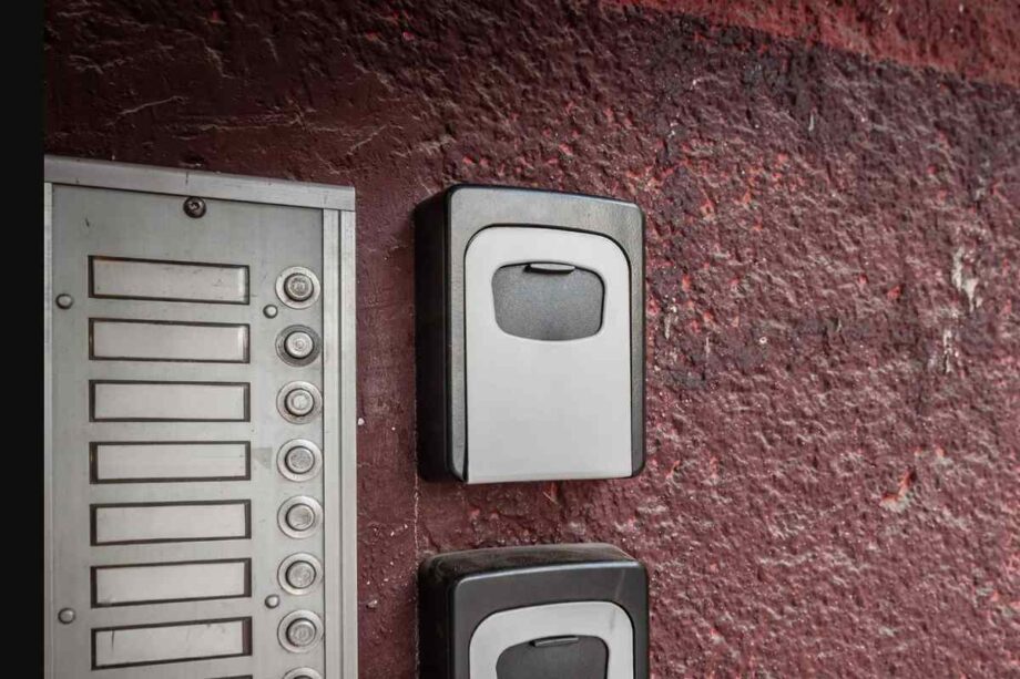 Roma, forzava le key box dei B&B in via Appia: arrestato con 20 chiavi ...